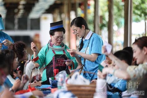 贵州丹寨体验指尖非遗度暑假 人民图片网
