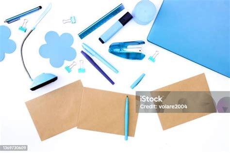 플랫레이 사업 가정에서 작업 프리랜서 카피 라이팅 상단 보기 노트북 흰색 배경에 지적 또는 텍스트에 대한 갈색 종이노트북 0명에 대한 스톡 사진 및 기타 이미지 Istock