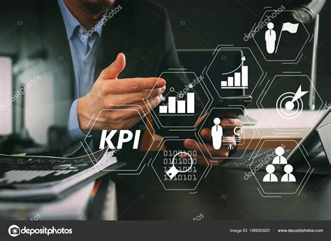 关键性能指标 Kpi Workinng 以商业智能 度量衡量业绩和计划目标 在现代办公室里 智能手机 数字平板电脑和笔记本计算机的商人 — 图库照片©everythingposs＃196650920