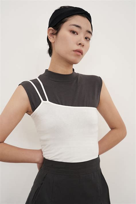 포티 네크라인의 슬리브리스에 사선 스트랩 슬리브리스를 레이어드하여 유니크함을 살리고 폿트 실루엣의