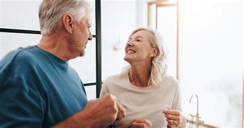미소 노인 커플 및 위생을 위한 치실 충치 예방 또는 그루밍을 위한 청소 및 끈 집 노인 및 구강 건강을 위해 욕실에서 행복 하 고 치과 진료와 함께 2명에 대한 스톡 사진