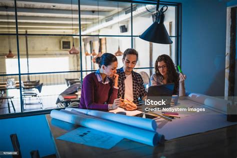 크리에이 티브 영 사무실 동료 디자이너 건축가 디자인 스튜디오에서 함께 회의 중에 이야기 밤 하루 시간대에 대한 스톡 사진 및