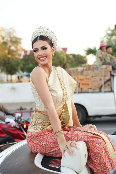 บรรยากาศ แอนโทเนีย โพซิ้ว กลับโคราช สวมชุดไทยแรงบันดาลใจจากชุดย่าโม