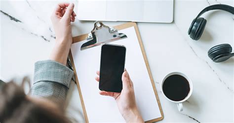 커피 한 잔 메모 열린 노트북 밝은 현대 사무실 방의 흰색 대리석 테이블에 스마트 폰 모형 작업 장소에 비즈니스 여성의 탑 뷰 배너 30 34세에 대한 스톡 사진 및 기타