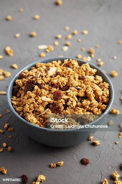 건포도와 아몬드를 곁들인 홈메이드 그래놀라는 회색 배경에 그릇에 담겨 있다 0명에 대한 스톡 사진 및 기타 이미지 0명 건포도 곡초류 Istock