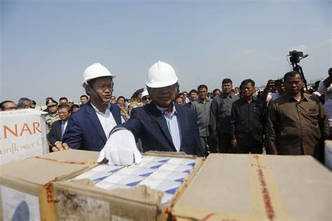 សម្តេចក្រឡាហោម ស ខេង អញ្ជើញជាអធិបតី ពិធីកម្ទេចផលិតផលក្លែងក្លាយ ខុសច្បាប់ ប្រមាណជាង៧០តោន