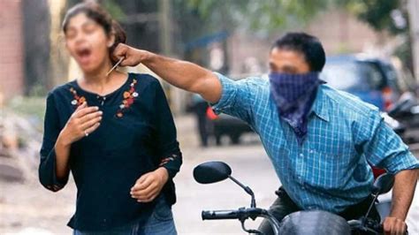 पुण्यात चोरट्यांचा धुमाकूळ जंगली महाराज मंदिरासमोर महिलेचे दागिने