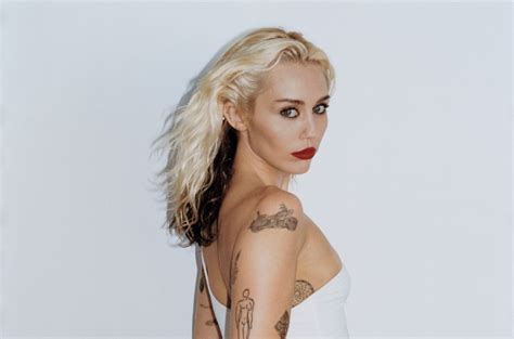 Miley Cyrus Says Viral Photo Made It Clear Shes Bisexual