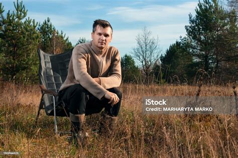 남자는 자연의 흔들의 자에 앉아 있다 야외 레크리에이션의 개념입니다 결정에 대한 스톡 사진 및 기타 이미지 결정 경영자 기업 비즈니스 Istock