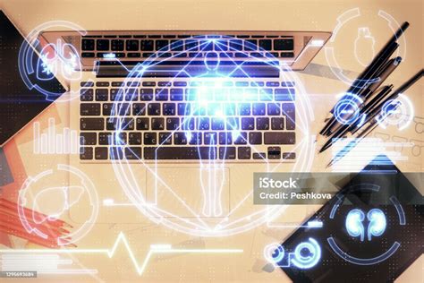 데스크톱 배경의 컴퓨터에 대한 교육 홀로그램 그림 맨 위 보기입니다 다중 노출 개념에 대한 스톡 사진 및 기타 이미지 개념 건강관리와 의술 건강한 생활방식 Istock