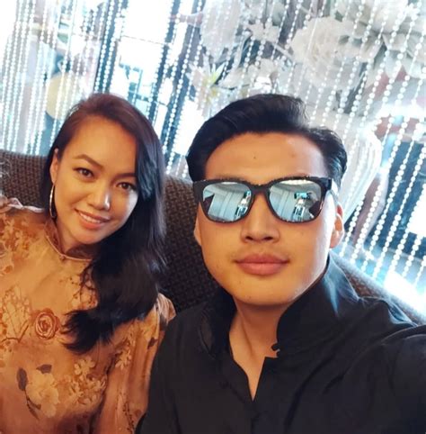 Загвар зохион бүтээгч Д Отгонжаргал нөхөртөө аз жаргал хүсэв ТАС МН