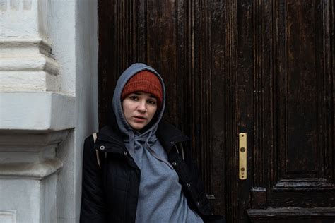 매우 젊은 배고픈 무서운 노숙자 십대 소녀 가출 집에서 혼자 서 추운 겨울 날에 도시 거리에 서 불안 하 고 버려진 진짜 사람들 18 19세에 대한 스톡 사진 및 기타