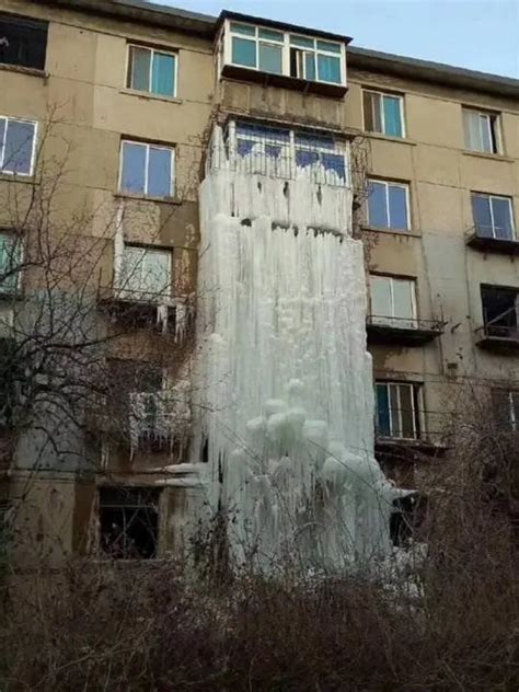 Frozen Waterfall Scrolller