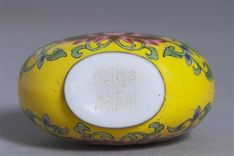 清乾隆 玻璃胎画珐琅莲花万寿纹鼻烟壶 底部 台北故宫博物院馆藏 古玩图集网