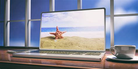 책상에 비치 스크린 노트북입니다 흐린된 하늘 배경입니다 3 차원 일러스트 레이 션 사무실에 대한 스톡 사진 및 기타 이미지 사무실 창문 컴퓨터 Istock