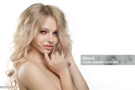 즐거운 행복한 얼굴 표정으로 카메라를 보고 흐르는 머리를 가진 세련된 아름다운 소녀 귀여운에 대한 스톡 사진 및 기타 이미지