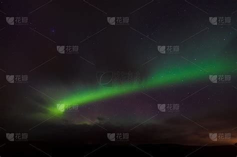 冰岛的北极光与星星共舞