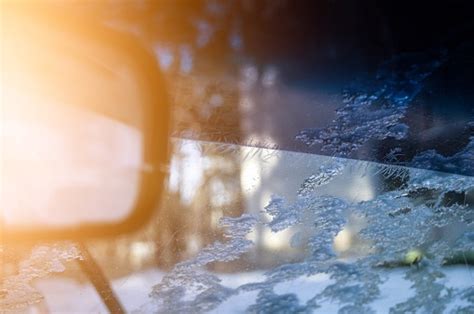 자동차의 앞 유리에 얼음 아침 서리 차 안에서 창문을 장식합니다 문제 선택적 초점 Brand Name Domestic Car에 대한 스톡 사진 및 기타 이미지 Brand