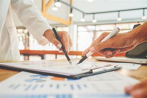 비즈니스 팀 회의 존재입니다 전문 투자자 새로운 시작 프로젝트입니다 디지털 태블릿 노트북 컴퓨터 디자인 스마트 전화 사무실에서 개발에 대한 스톡 사진 및 기타 이미지