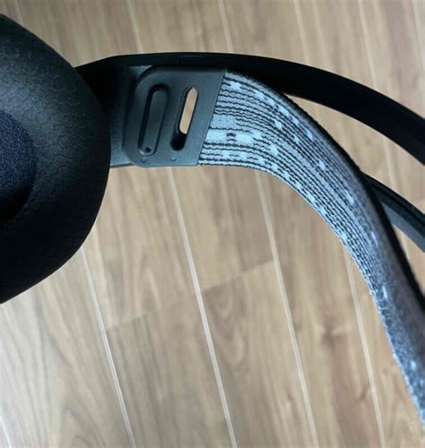 Logicool G733 はヘッドバンドが取り外し可能でリバーシブルなストラップでできており、頭頂部への負荷が少ないです。