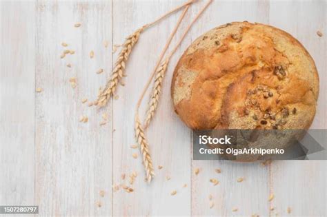 신선한 흰색 둥근 클래식 밀 빵 밀 귀 및 곡물이 흰색 나무 배경 상단보기에 있습니다 빵 만들기 빵집 건강 식품 빵 배경 빵