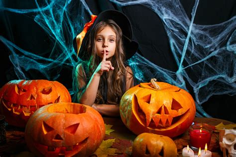 즐거운 할로윈 보내세요 마녀 의상 할로윈 침묵 제스처 박쥐와 나무 스튜디오 배경 거미줄 곡선된 호박과 함께 포즈를 하 고 축 하에 작은 소녀 10월에 대한 스톡 사진 및