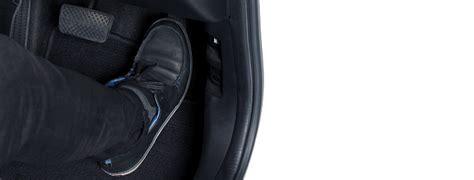 남자 발과 가속기 및 브레이크 페달은 자동차 또는 차량 내부의 브레이크 페달과 검은 색 가죽 신발이 속도 향상 또는 자동차 페이스 파워를 제어하기 위해 그것을 밟은 공간을