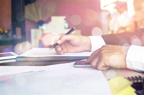 책상에 노트북 태블릿 및 그래프 데이터 문서로 사무실에서 일하는 사업가 경영자에 대한 스톡 사진 및 기타 이미지 경영자 금융 기업 비즈니스 Istock