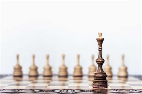 체스 판에 나무 체스 조각 배경에 검은 여왕과 흰색 폰 리더십 복고풍 개념 0명에 대한 스톡 사진 및 기타 이미지 0명 개념 개념과 주제 Istock