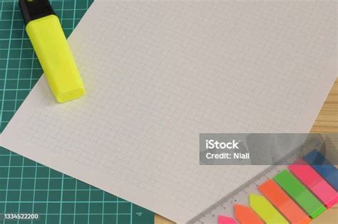 펜 연필 메모장 노트북 스테이플러 스테이플러 클리퍼 종이 클립 홀더 클립 보드 테이블 위에 배치 여러 모듬 컬렉션 사무실 문구 사진 개인 장식품에 대한 스톡 사진 및 기타