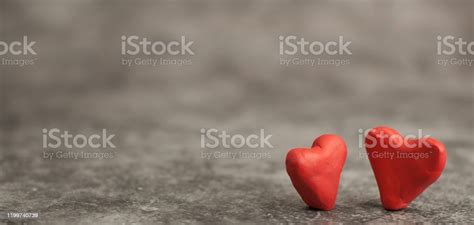 플라스틱에서 복고풍 스타일의 하트와 회색 시멘트 배경에 발렌타인 데이에 대한 축제 배경 봉지는 흰색과 분홍색의 신혼 부부 연인의