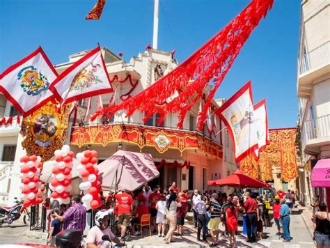 L Irħula Maltin ħerqana Biex Jerġgħu Jilbsu L Libsa Tal Festa Talkmt
