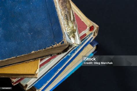 책 배경입니다 도서관에 있는 책 더미 종이 책의 오래된 노란색 페이지 학습과 지식 0명에 대한 스톡 사진 및 기타 이미지 0