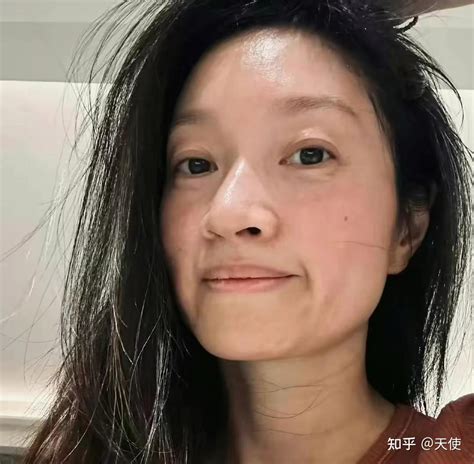 ，著名演员朱亚文的妻子，同样身为演员的沈佳妮 晒出了一张自拍照 知乎