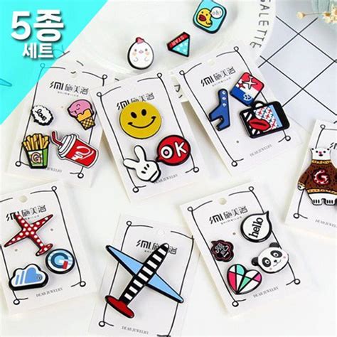 티몬 글로벌 홀세일 5세트yb 비행기브로치 세트 패션아크릴 스마일 모자 가방장식 뱃지 브로치 Qoo10 Event