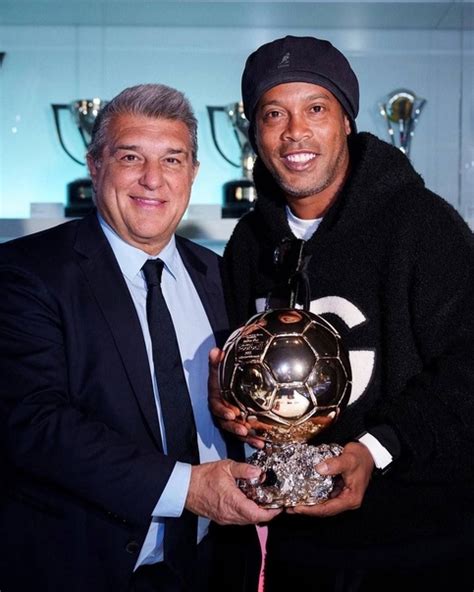 Золотой Мяч Роналдиньо теперь будет храниться в музее «Барселоны ...