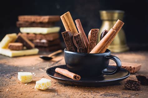 어두운 오래된 배경에 검은 커피 컵에 다공성 초콜릿과 계피 스틱의 조각 선택적 초점 0명에 대한 스톡 사진 및 기타 이미지 0명 가루로 빻은 갈색 Istock