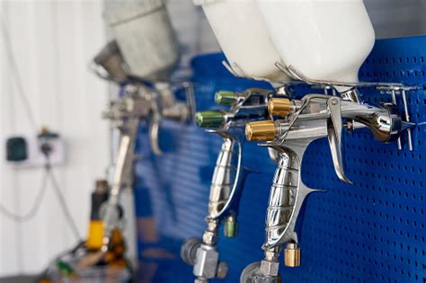 자동차 페인팅용 에어브러시 자동차 수리점의 스프레이 건 가리기에 대한 스톡 사진 및 기타 이미지 가리기 교통수단 금속 Istock