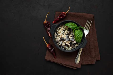 어두운 나무 배경에 가지 카레 맨 위 보기 공간을 복사합니다 건강한 음식 개념 0명에 대한 스톡 사진 및 기타 이미지 0명 가지 채소 갈색 Istock