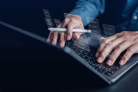 문서 관리 검사 시스템 온라인 문서 데이터베이스 및 프로세스 관리 파일 돋보기 확인 및 문서 폴더에 대한 초점 문서 기업 비즈니스 기술 개념입니다 가상현실에 대한 스톡 사진