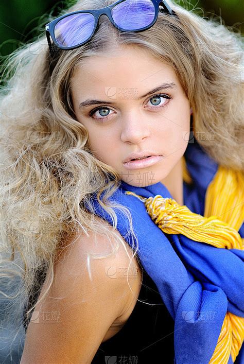 一个美丽和时尚女孩的肖像