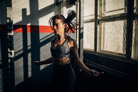 체육관에서 점프 로프와 함께 운동하는 젊은 여자에 적합 25 29세에 대한 스톡 사진 및 기타 이미지 25 29세 건강한 생활방식 결심 Istock