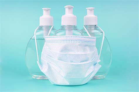 항균 손 소독제 젤의 3 개의 플라스틱 병과 민트 블루 배경의 수술 용 마스크의 클로즈업 낮은 각도 샷 0명에 대한 스톡 사진 및 기타 이미지 Istock
