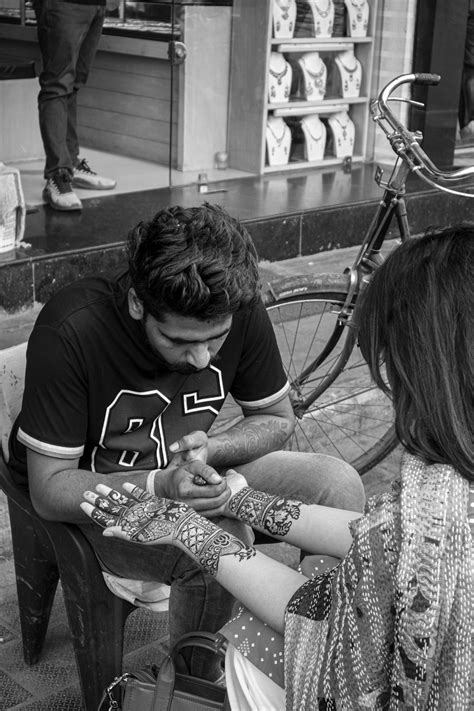 벤치에 앉아 있는 남자와 여자 사진 Unsplash의 무료 사랑 이미지