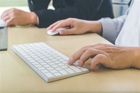 비즈니스 사람들은 새로운 스타트업 프로젝트로 작업하는 시간을 충족합니다 아이디어 프리젠 테이션 계획을 분석할 수 있습니다 비즈니스 계획 및 전략의 사업가 및 팀 이야기 및