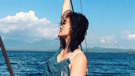 Gaya Agnez Mo Liburan Di Bali Tampil Natural Dengan Dress Menerawang