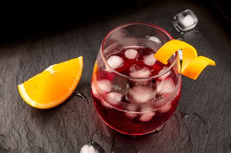 캄 파리 검은 배경에 복사 공간에 얼음 조각과 오렌지 컬 장식와 활기찬 칵테일의 사진 각얼음에 대한 스톡 사진 및 기타 이미지 각얼음 감귤류 과일 검은색 Istock