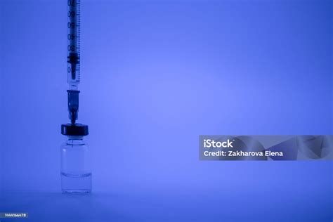 백신 바이알 독감 주사 바늘이 있는 주사기 예방 접종 의료 개념 파란색 배경에 피하 주사 공간을 복사합니다 테스트 예방 접종 및 예방 접종 실험실 0명에 대한 스톡 사진 및