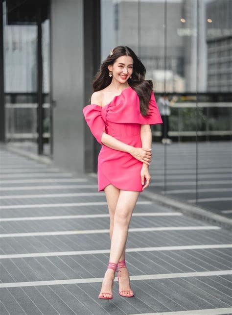 บันเทิง เบลล่า ราณีแจกความสดใส เผยภาพสุดละมุนในเดรสสีหวาน