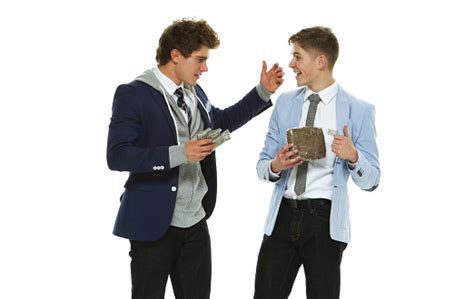 허리 까지 2 명 1 명의 십대 소년 만 1819 세 2029 세 성인 잘 생긴 사람 백인 남성 젊은 남자 형제 우정 소년 십대 소년 힙스터 사람 사업가 사업가 앞의 흰색